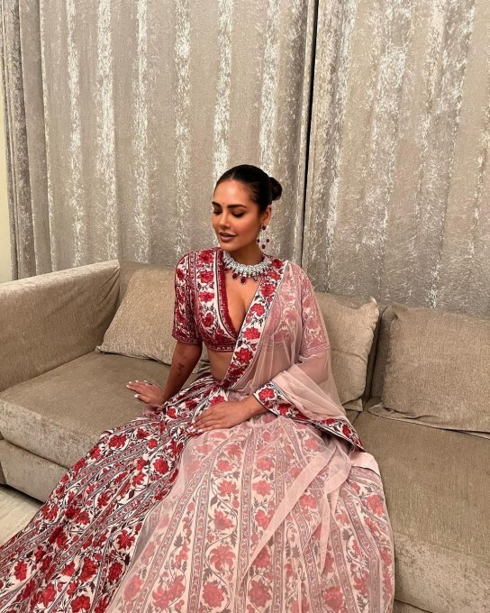 Bollywood Actress Esha Gupta Looks Stunning In This Latest Ethnic Wear ...