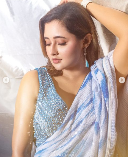 Bollywood Actress Rashami Desai Looks Sizzling In Saree - Oneindia