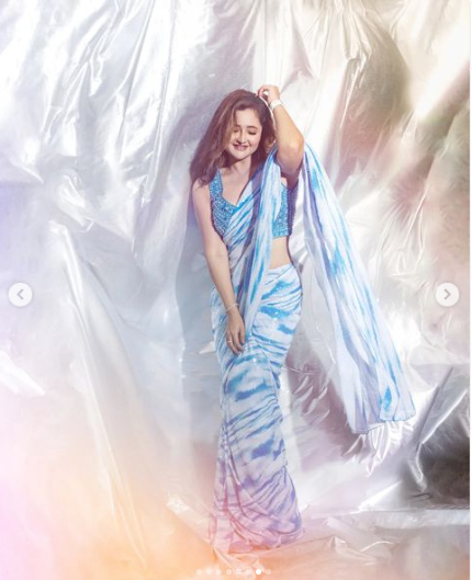 Bollywood Actress Rashami Desai Looks Sizzling In Saree - Oneindia