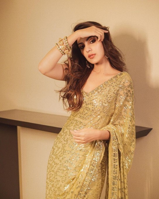 Bollywood Actress Rhea Chakraborty Looks Gorgeous In Ethnic Wear - Oneindia