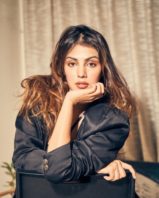 Bollywood Actress Rhea Chakraborty Set Internet With Boss Look - Oneindia