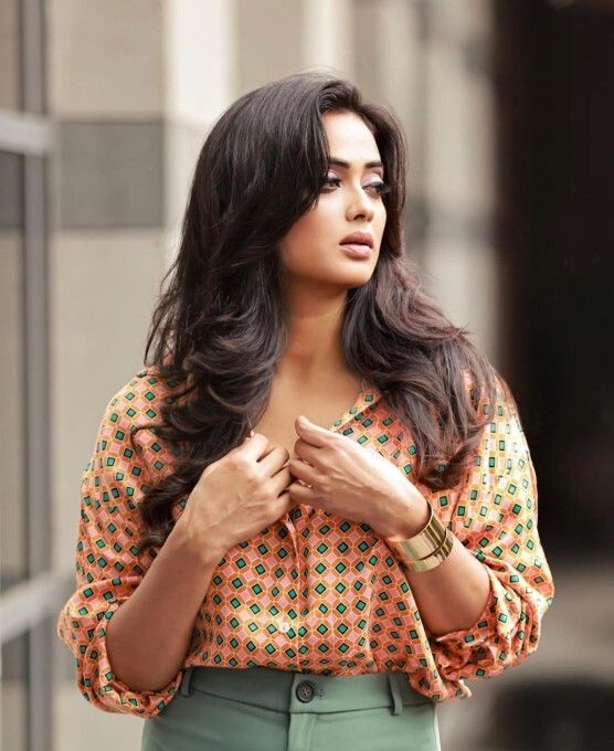 Bollywood Actress Shweta Tiwari Looks Sizzling In Casual Outfit In ...