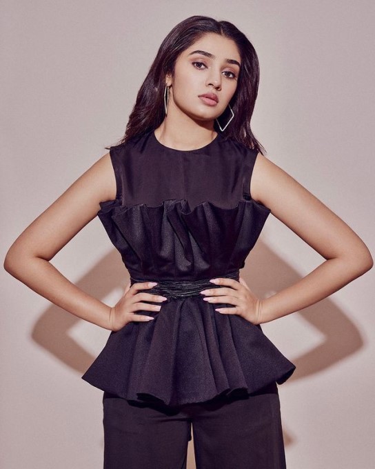 Check Out Actress Krithi Shetty's Latest Photos - Oneindia