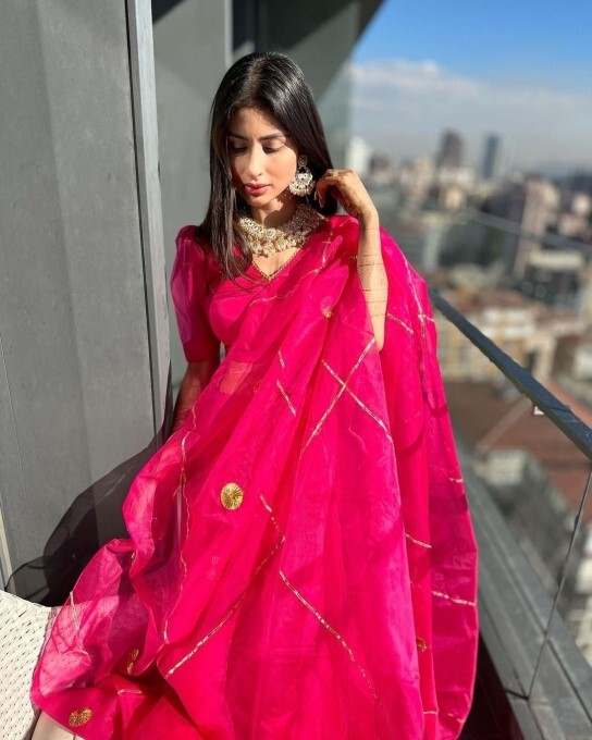 Check Out Actress Mouni Roy Celebrates Diwali In Turkey - Oneindia