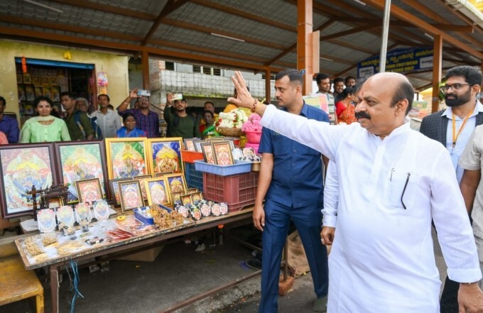 ಚಾಮುಂಡೇಶ್ವರಿಗೆ ಮುಖ್ಯಮಂತ್ರಿ ಬಸವರಾಜ ಬೊಮ್ಮಾಯಿ ಪೂಜೆ | CM Basavaraj Bommai Perform Utsav Murti Pooja ...