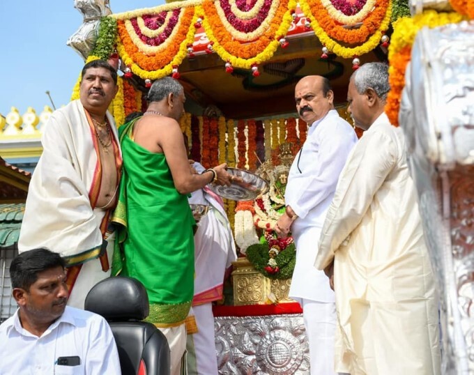 ಚಾಮುಂಡೇಶ್ವರಿಗೆ ಮುಖ್ಯಮಂತ್ರಿ ಬಸವರಾಜ ಬೊಮ್ಮಾಯಿ ಪೂಜೆ | CM Basavaraj Bommai Perform Utsav Murti Pooja ...