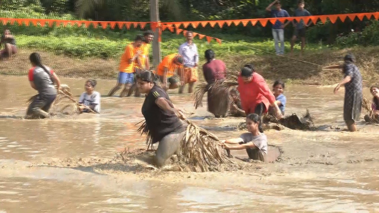 ಮಂಗಳೂರಿನಲ್ಲಿ ಕೆಸರು ಗದ್ದೆ ಕ್ರೀಡಾಕೂಟ: ಕೆಸರಿನಲ್ಲಿ ಮಿಂದೆದ್ದ ಮಕ್ಕಳು ...