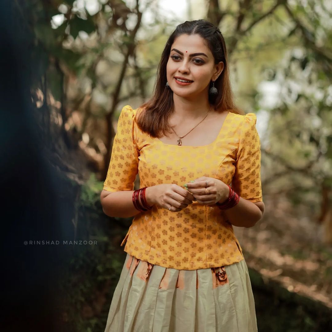 Anusree: സ്റ്റൈലൻ സെൽഫികളുമായി അനുശ്രി... നടിയുടെ പുത്തൻ ചിത്രങ്ങ ...