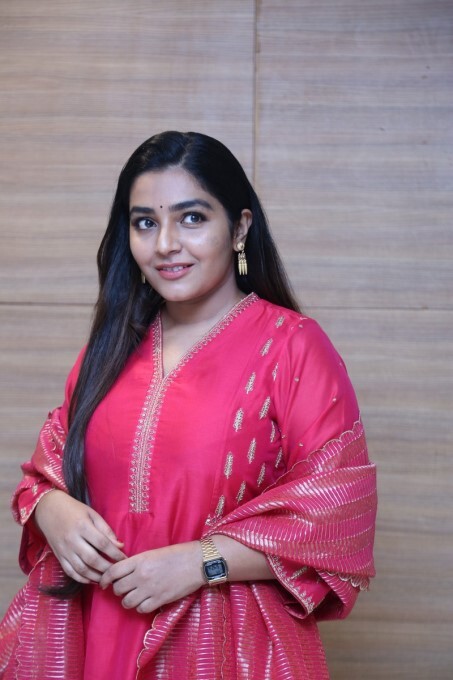 Mollywood Actress Rajisha Vijayan Latest Photos - Oneindia