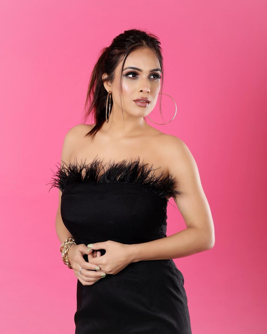 ऑफ शोल्डर ड्रेस में Neha Malik ने फ्लॉन्ट किया कर्वी फिगर, खूबसूरती और ...
