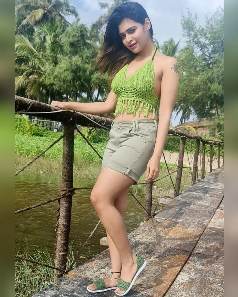 PHOTOS : அழகே பொறாமைப்படும் பேரழகு.. சேலையில் செய்து வைத்த சிலையாய் ...