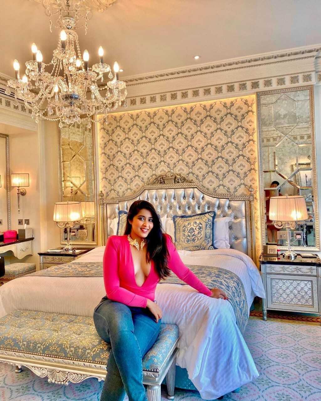 PHOTOS : சைடு போஸ் சொக்கவைக்கும் அழகு.. நடிகை நிகிதா ஷர்மாவின் கலக்கலான ...