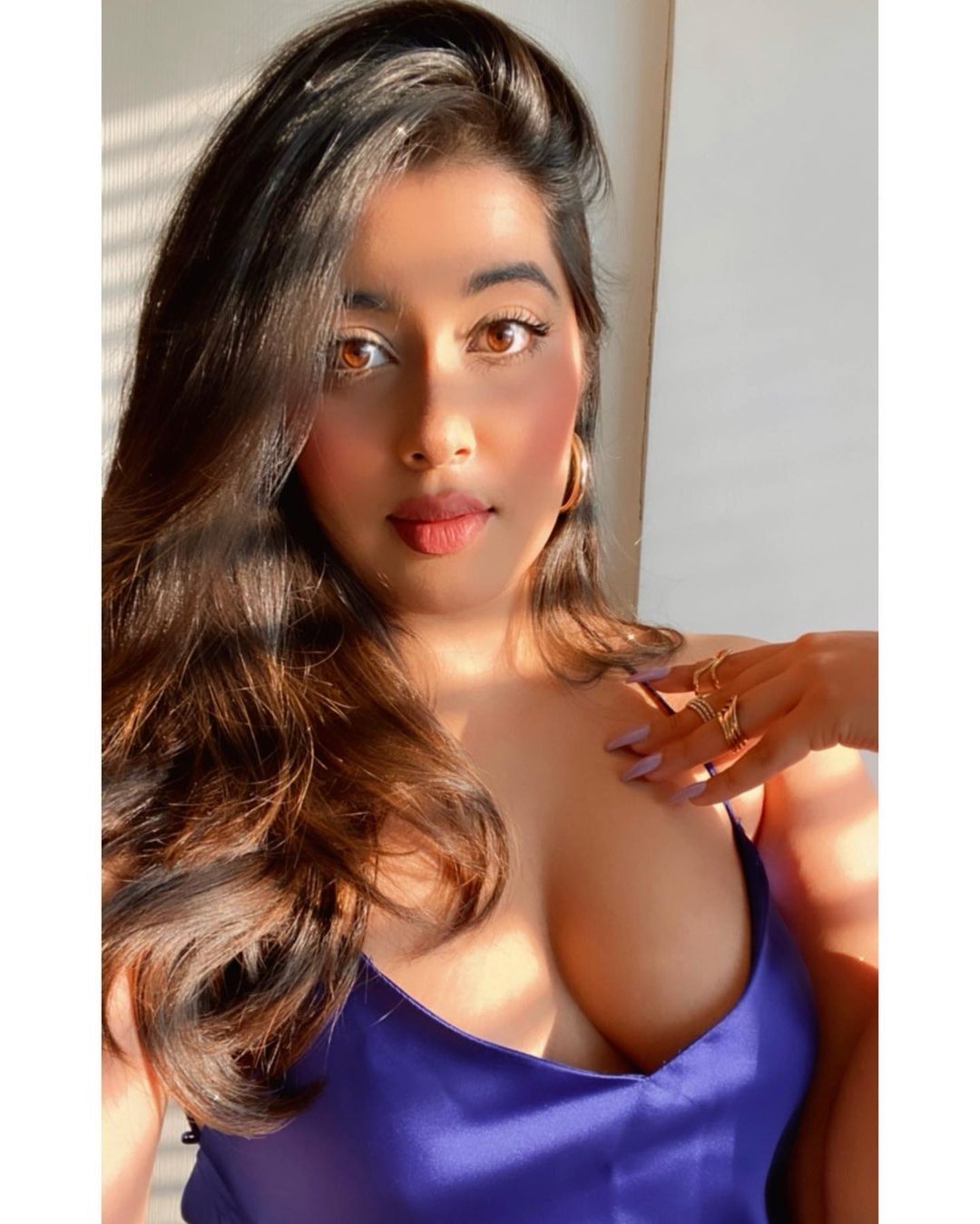 PHOTOS : சைடு போஸ் சொக்கவைக்கும் அழகு.. நடிகை நிகிதா ஷர்மாவின் கலக்கலான சூப்பர் பிக்ஸ் இதோ ...