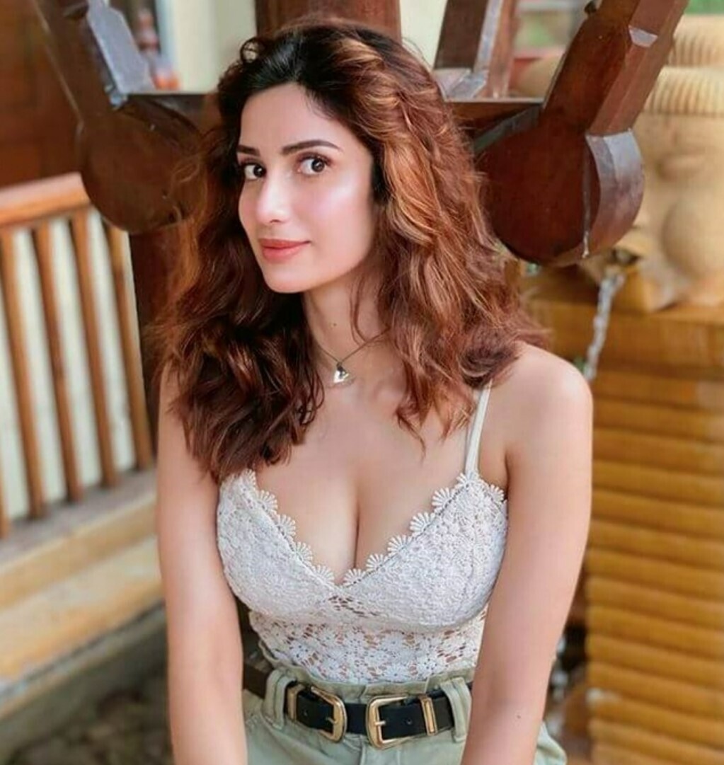 PHOTOS : வாவ்.. ப்ளூ டாப்பில் அப்படியொரு போஸ்.. நடிகை திக்ஷாவின் அசத்தல் பிக்ஸ் இதோ.. | Actress ...