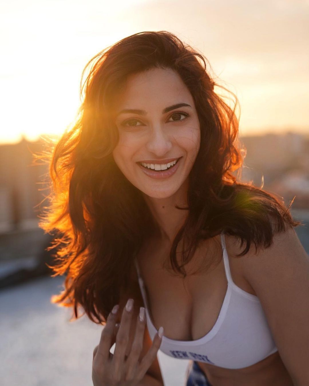 PHOTOS : வாவ்.. ப்ளூ டாப்பில் அப்படியொரு போஸ்.. நடிகை திக்ஷாவின் அசத்தல் பிக்ஸ் இதோ.. | Actress ...