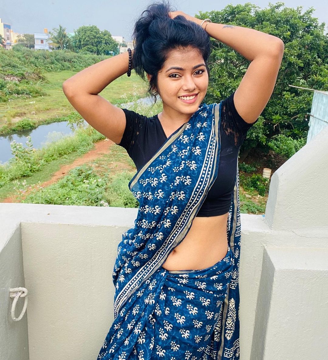 PHOTOS : என்ன அழகு எத்தனை அழகு.. இளைஞர்களை ஈர்க்கும் மாடல் அழகி ரேவதி ...