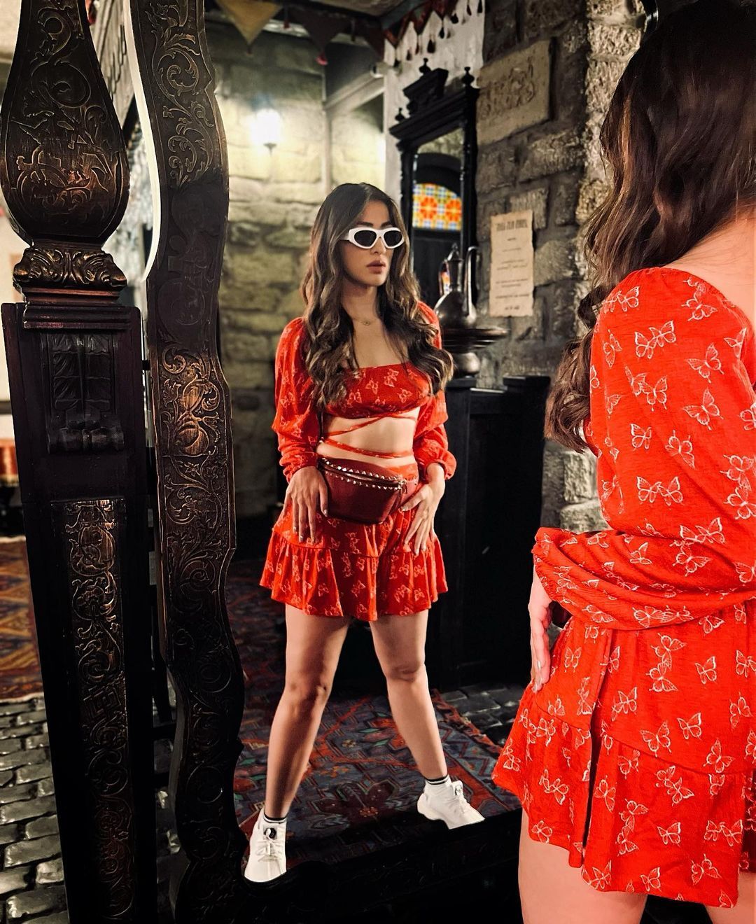 PHOTOS : செதுக்கி வச்ச சிலையா நிக்கிறாரோ.. நடிகை ராய் லட்சுமியின் ...