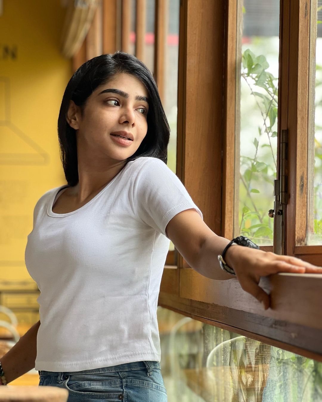 PHOTOS : வொயிட் டி-ஷிர்டில் பக்கா போஸ்.. குக் வித் கோமாளி பவித்ர ...