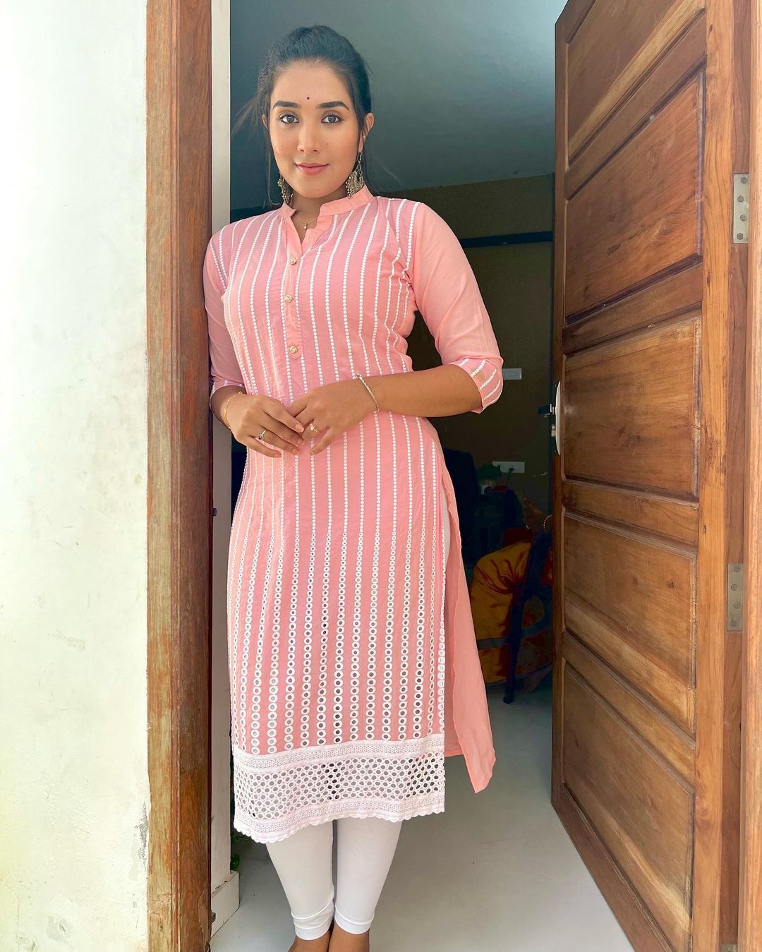 PHOTOS : சுடிதாரில் சும்மா சுண்டி இழுக்கும் சீரியல் நடிகை.. ஸ்ரீநிதியின் அசத்தல் பிக்ஸ் இதோ ...