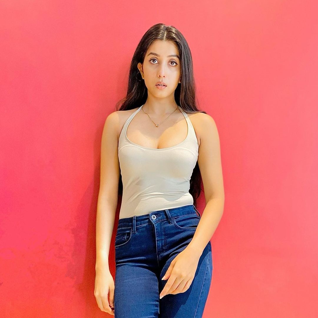 PHOTOS : ப்பா.. சைடு போஸில் சொக்கவைக்கும் பாலக் ஜெய்ஸ்வால்..மனதை மயக்கும் ரேண்டம் க்ளிக்ஸ் இதோ ...