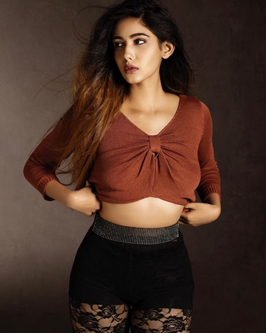 PHOTOS : டிரான்ஸ்பரன்ட் உடையில் வசீகரிக்கும் அழகில் சாக்ஷி போசலே.. வேற லெவல் பிக்ஸ் இதோ ...