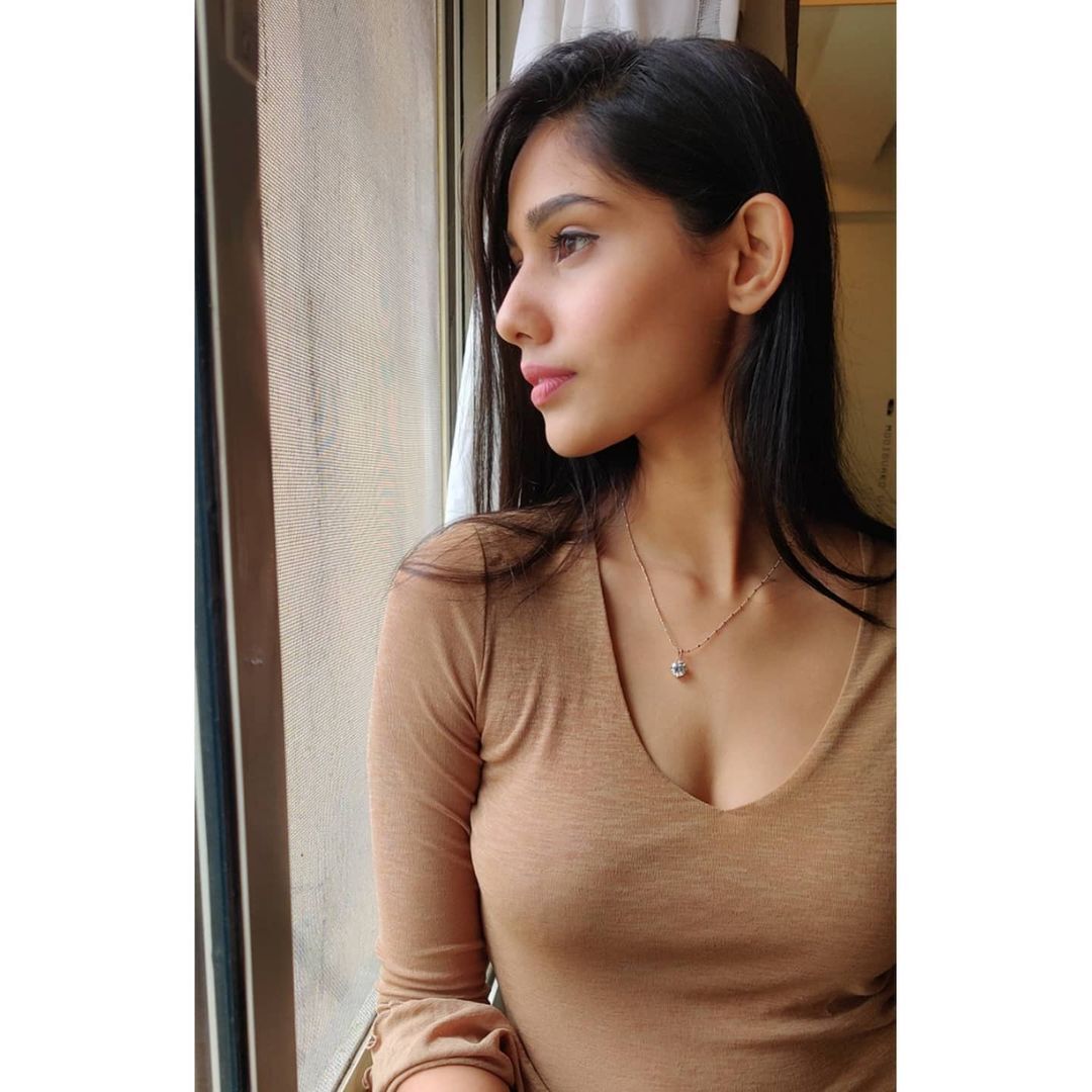 PHOTOS : டிரான்ஸ்பரன்ட் உடையில் வசீகரிக்கும் அழகில் சாக்ஷி போசலே.. வேற லெவல் பிக்ஸ் இதோ ...