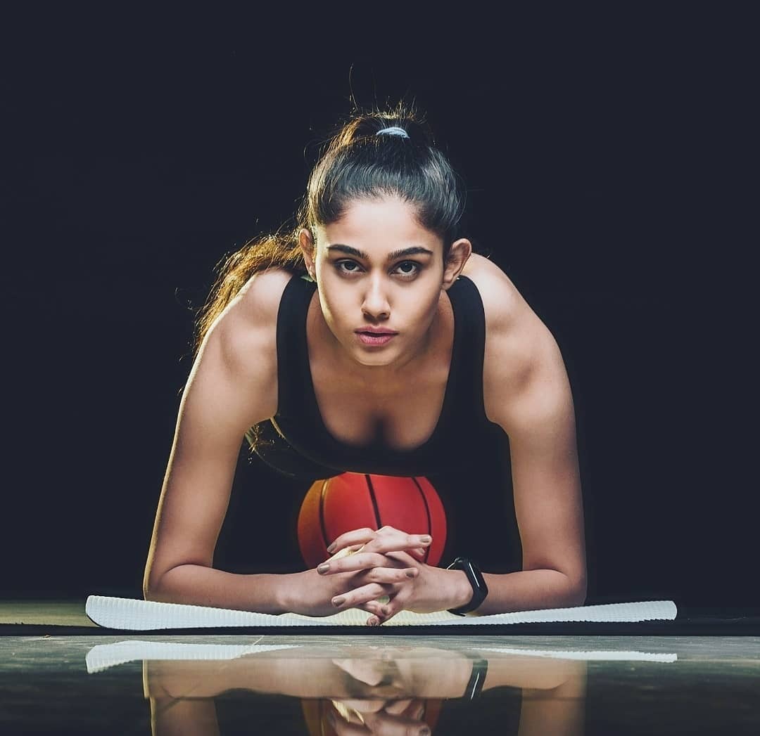 PHOTOS : டிரான்ஸ்பரன்ட் உடையில் வசீகரிக்கும் அழகில் சாக்ஷி போசலே.. வேற லெவல் பிக்ஸ் இதோ ...