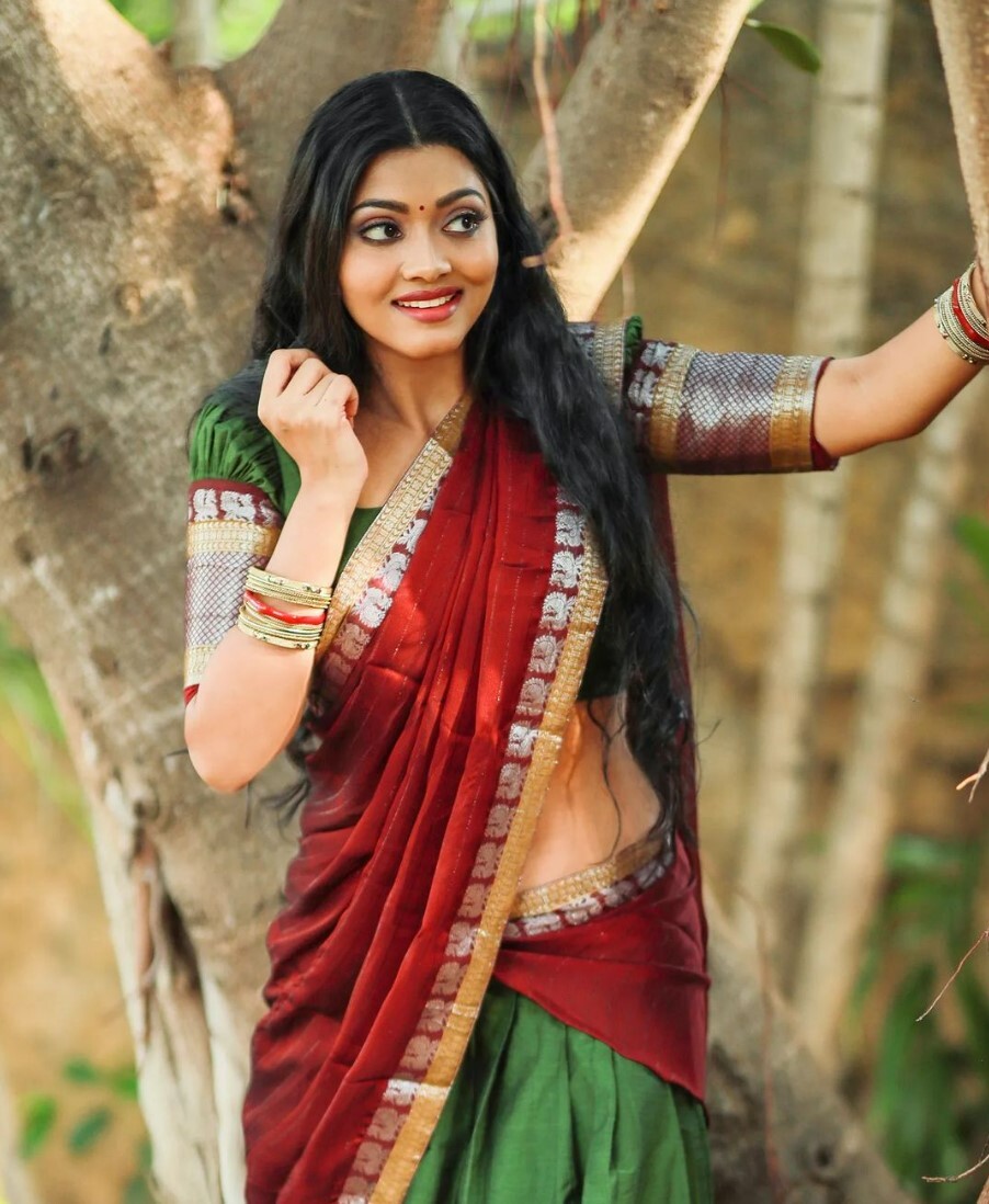 PHOTOS : பாவாடை தாவணியில் பார்த்த உருவமா..! தாவணியில் ரசிகர்களை ...