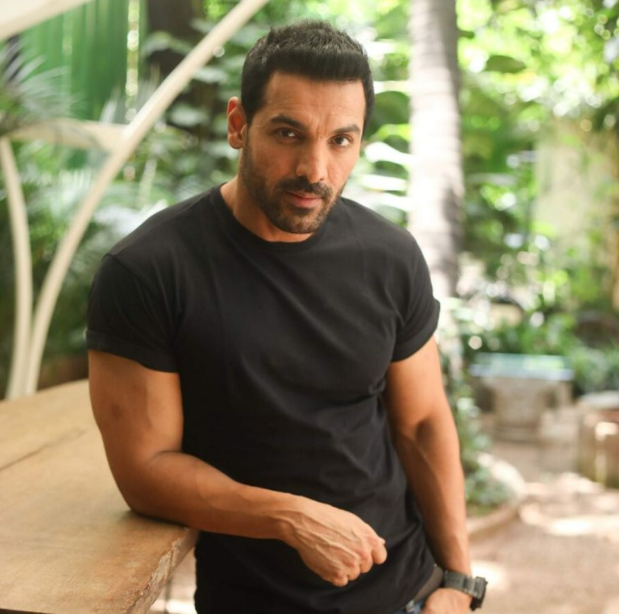 PHOTOS : இயக்குனர் ராஜமௌலியின் 'பாகுபலி' படத்தில் நடிக்க மறுத்த டாப் ...