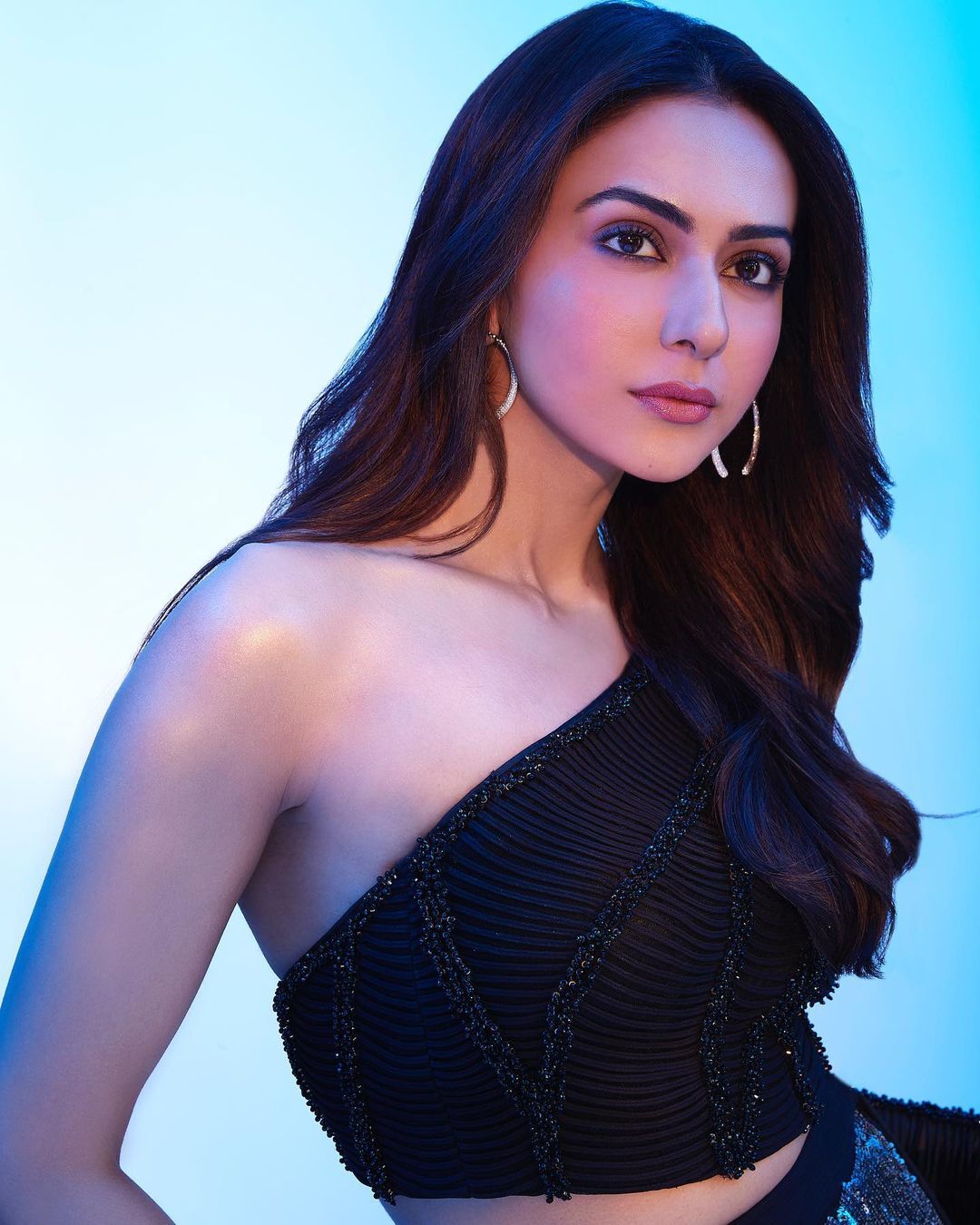 Rakul Preet Pics: ब्लैक वन साइ़ड ऑफ शोल्डर टॉप में बेहद शानदार दिखीं ...