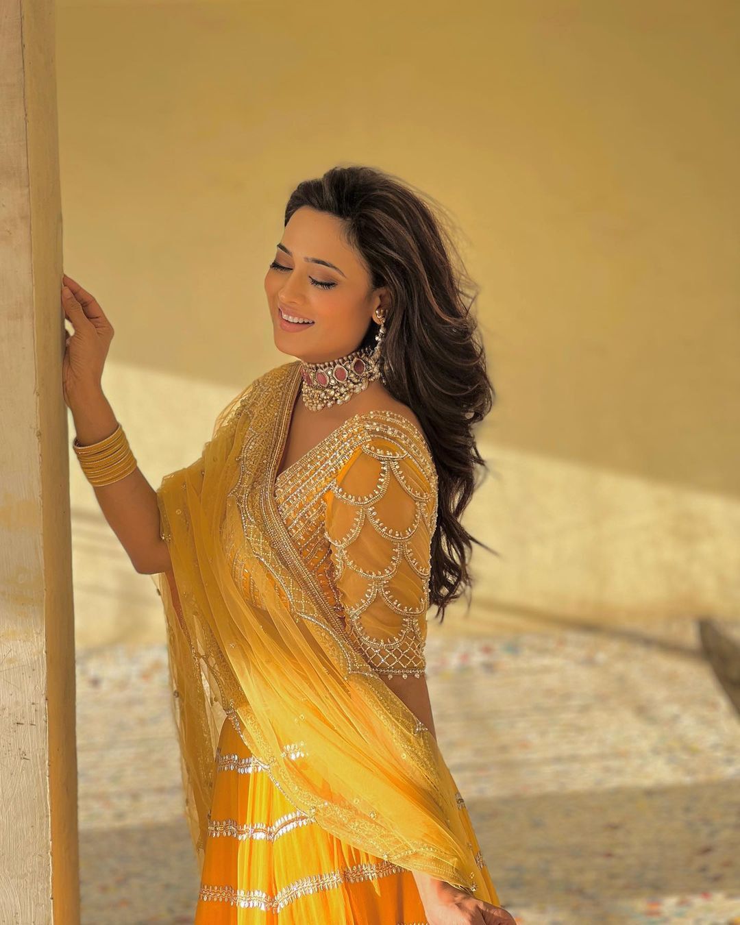 Shweta Tiwari Pics: डीप नेक ब्लाउज में फ्लॉन्ट किया हाई क्लीवेज, कैमरे ...
