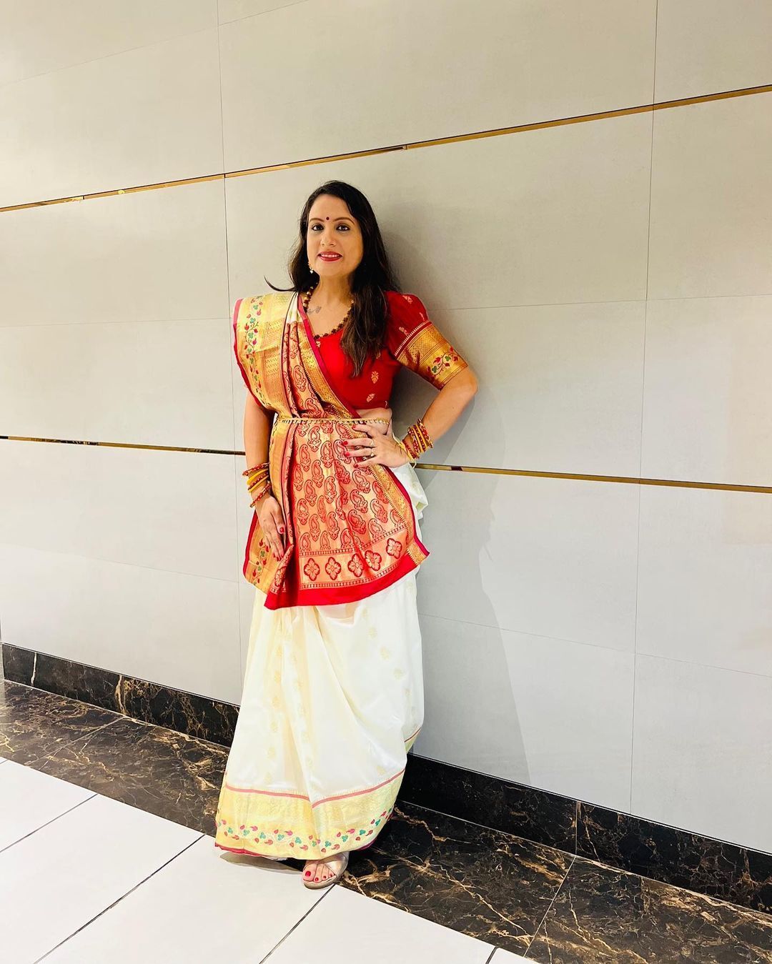 Durga Puja के रंग में रंगी नजर आईं IAS Sonal Goel, बेटी के साथ किया था ...