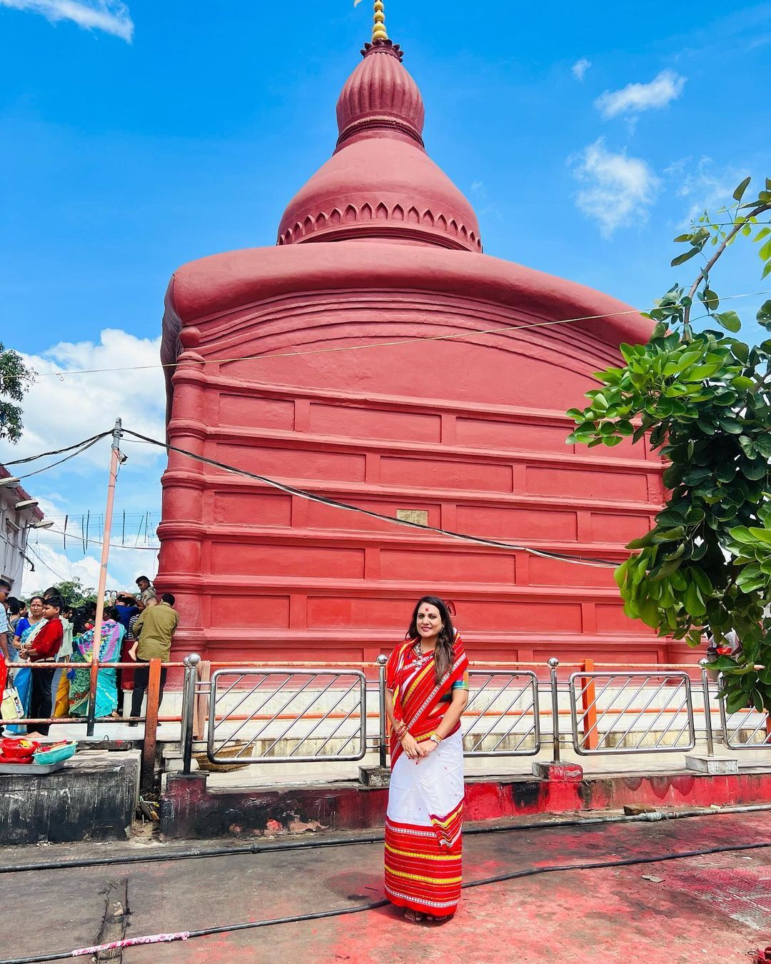 Durga Puja के रंग में रंगी नजर आईं IAS Sonal Goel, बेटी के साथ किया था ...