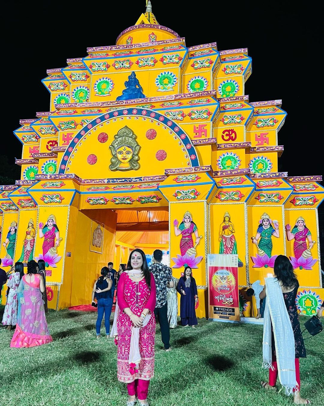 Durga Puja के रंग में रंगी नजर आईं IAS Sonal Goel, बेटी के साथ किया था जबरदस्‍त डांस | Sonal ...