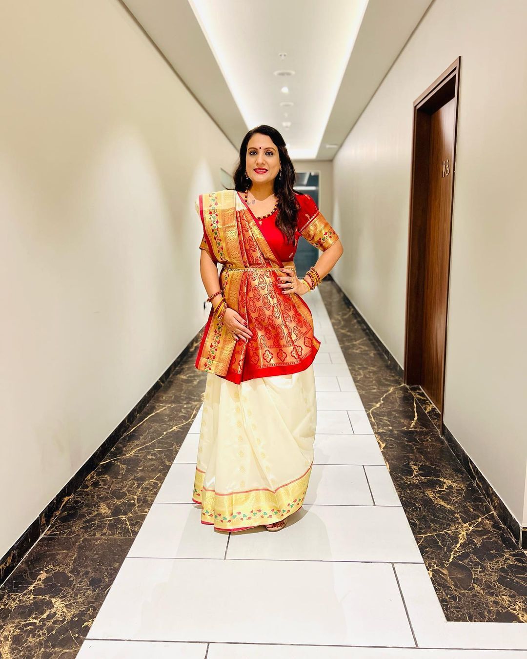 Durga Puja के रंग में रंगी नजर आईं IAS Sonal Goel, बेटी के साथ किया था जबरदस्‍त डांस | Sonal ...