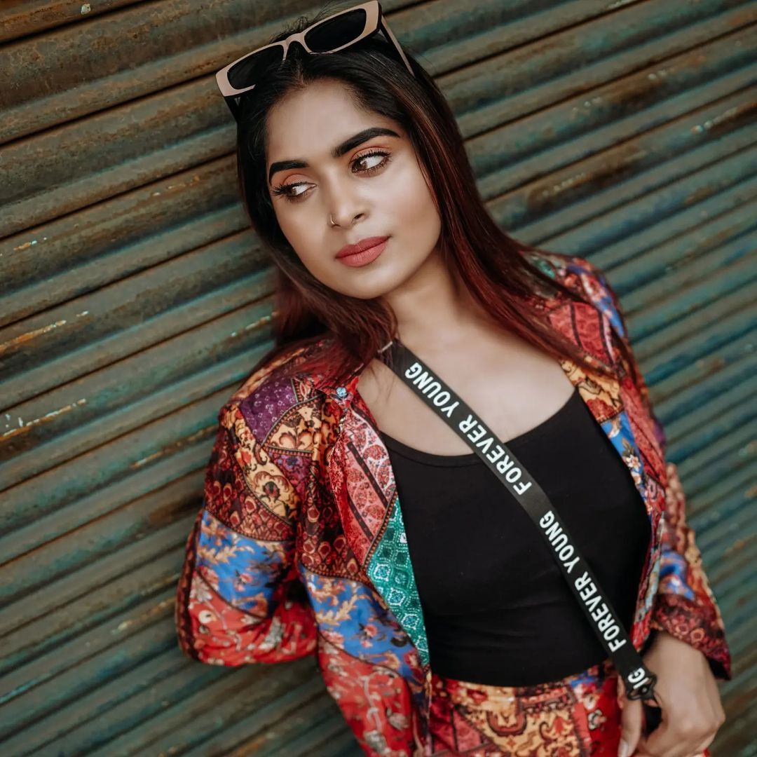 Arathy Sojan: വെസ്റ്റേൺ ഔട്ട്ഫിറ്റിൽ സൂപ്പർ ലുക്കിൽ ആരതി സോജൻ... നടിയുടെ പുത്തൻ മേക്കോവ ...