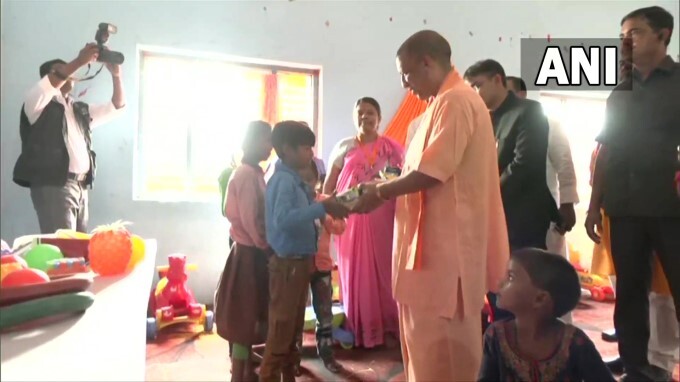 UP CM Yogi Adityanath Meets Flood Affected People - Oneindia