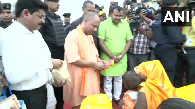 UP CM Yogi Adityanath Meets Flood Affected People - Oneindia