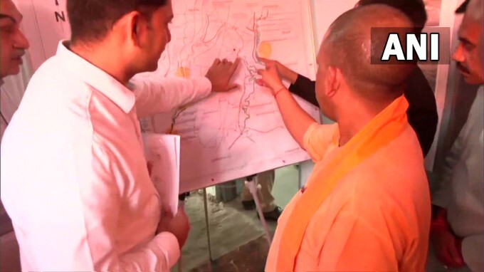 UP CM Yogi Adityanath Meets Flood Affected People - Oneindia
