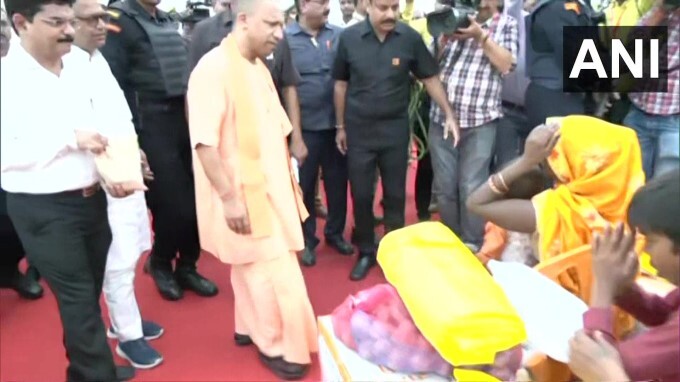 UP CM Yogi Adityanath Meets Flood Affected People - Oneindia