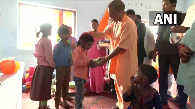 UP CM Yogi Adityanath Meets Flood Affected People - Oneindia