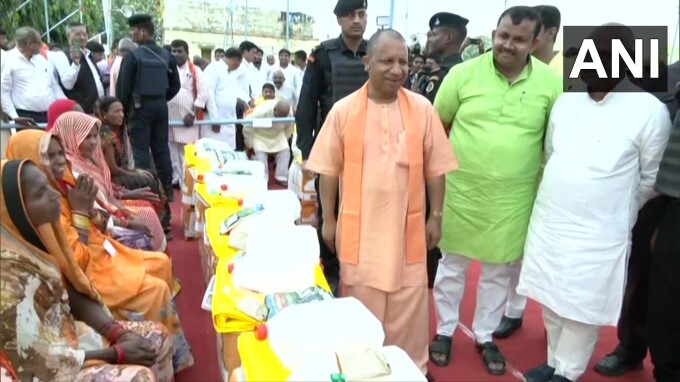 UP CM Yogi Adityanath Meets Flood Affected People - Oneindia