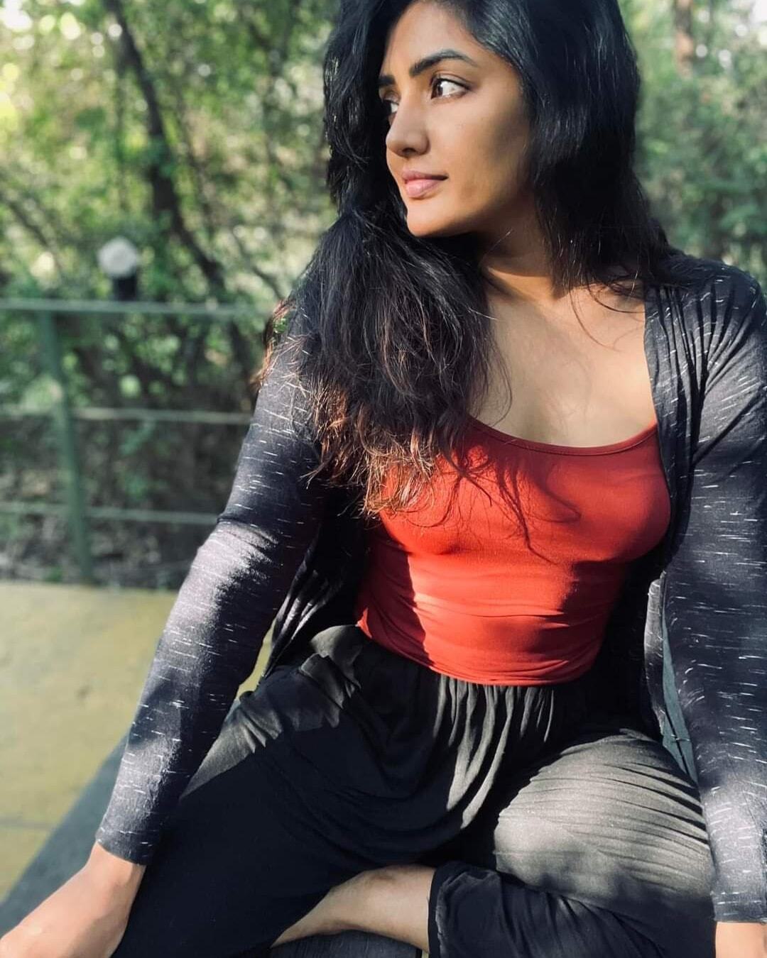 ట్రెండీ డ్రెస్ లో బుట్టబొమ్మలా మెరిసిపోతున్న ఈశారెబ్బా | Actress Eesha Rebba Fiery Hot Looks ...