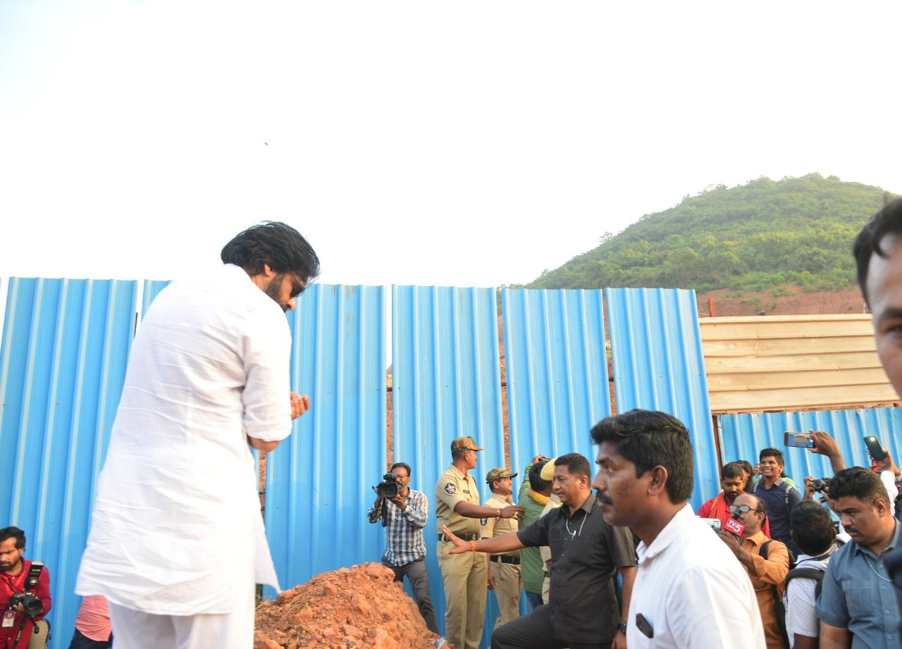 రుషికొండ బీచ్‌లో పవన్ కల్యాణ్.. తవ్వకాలు పరిశీలన | Janasena Chief Pawan Kalyan Visit Rushikonda ...