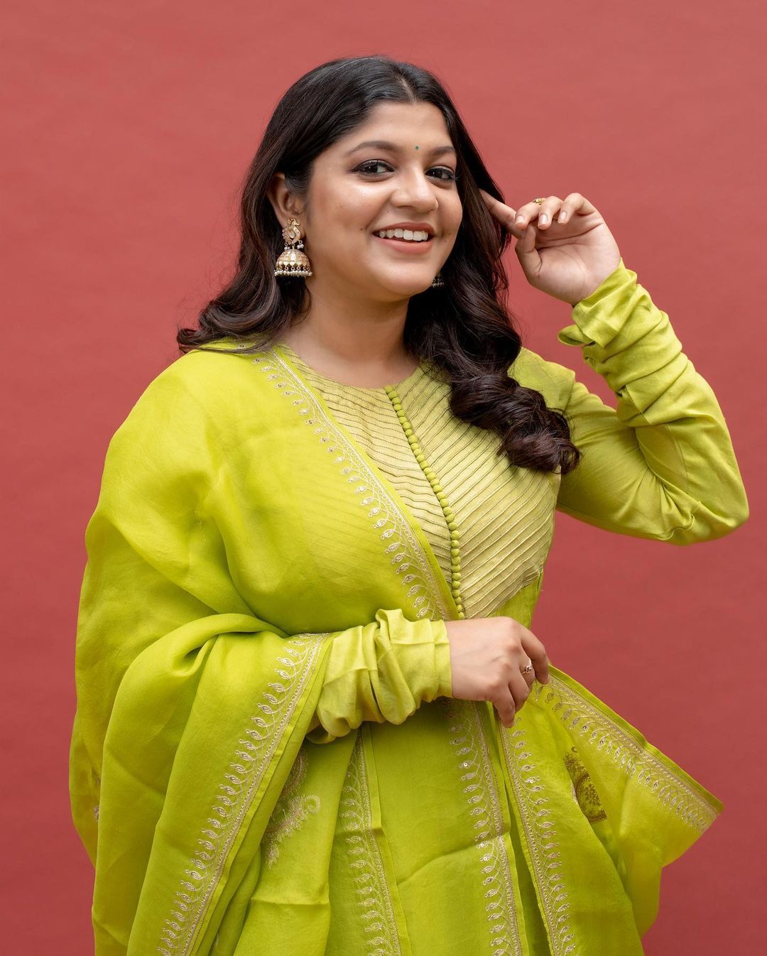 Aparna Balamurali: ഇതാരാണിത്... ബൊമ്മിയുടെ വമ്പൻ മേക്കോവർ, ഡീപ്പ് ...