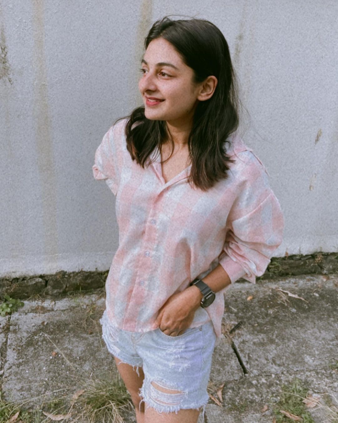 Esther Anil: 'കൂൾ ഷർട്ട്..' ആകെ കളര്‍ഫുള്ളാണല്ലോ എസ്തര്‍, ഒരു ബോളിവുഡ് ...