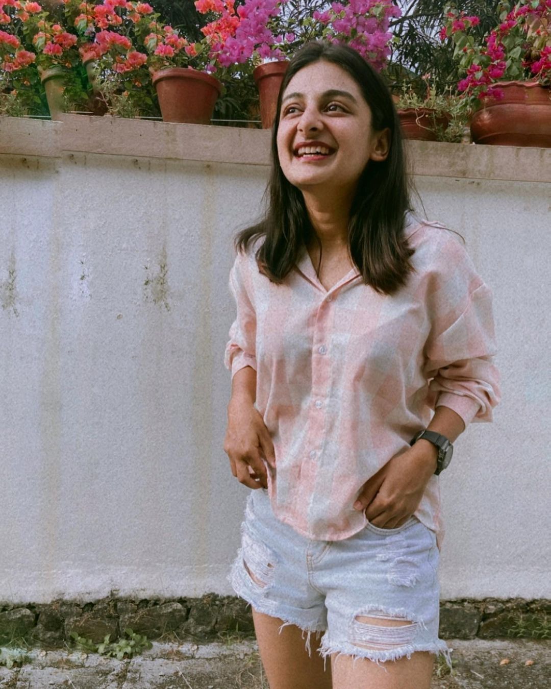 Esther Anil: 'കൂൾ ഷർട്ട്..' ആകെ കളര്‍ഫുള്ളാണല്ലോ എസ്തര്‍, ഒരു ബോളിവുഡ് ...