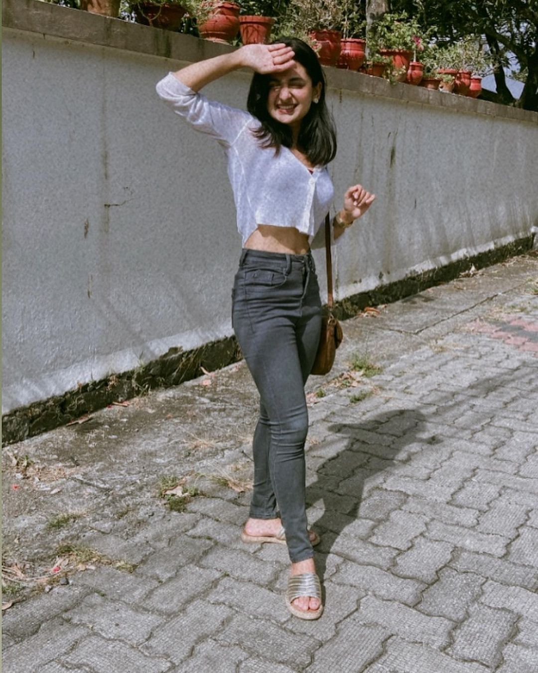 Esther Anil: 'കൂൾ ഷർട്ട്..' ആകെ കളര്‍ഫുള്ളാണല്ലോ എസ്തര്‍, ഒരു ബോളിവുഡ് ...