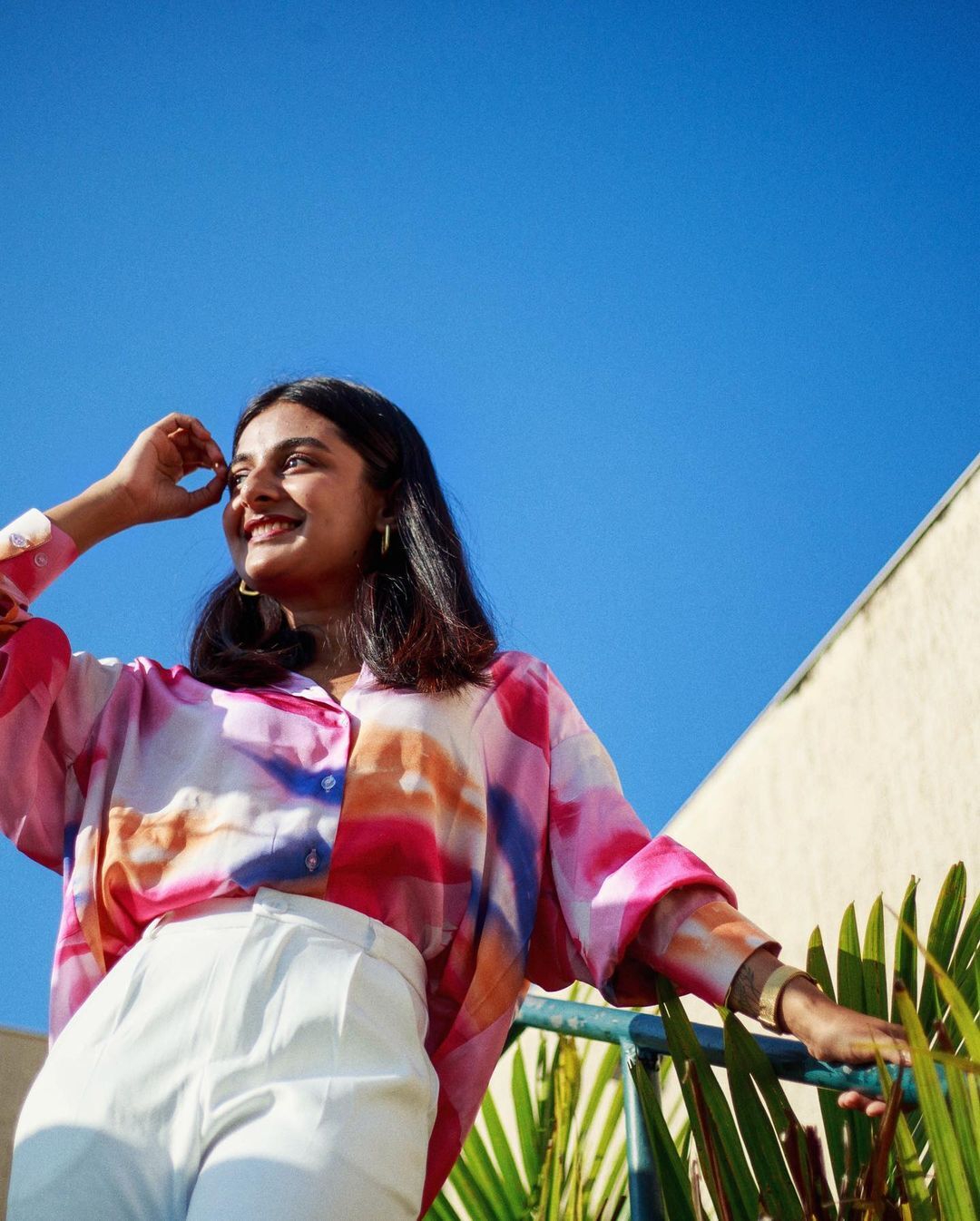 Esther Anil: 'കൂൾ ഷർട്ട്..' ആകെ കളര്‍ഫുള്ളാണല്ലോ എസ്തര്‍, ഒരു ബോളിവുഡ് ...