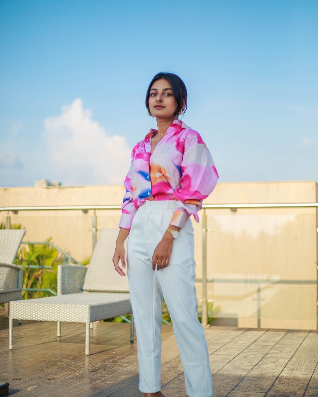 Esther Anil: 'കൂൾ ഷർട്ട്..' ആകെ കളര്‍ഫുള്ളാണല്ലോ എസ്തര്‍, ഒരു ബോളിവുഡ് ...